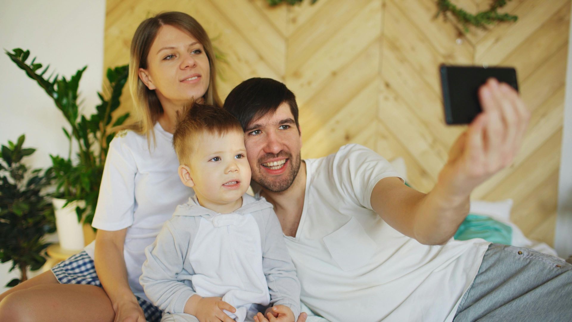 10 Signs You Were The Favorite Child & 10 Signs You Weren't