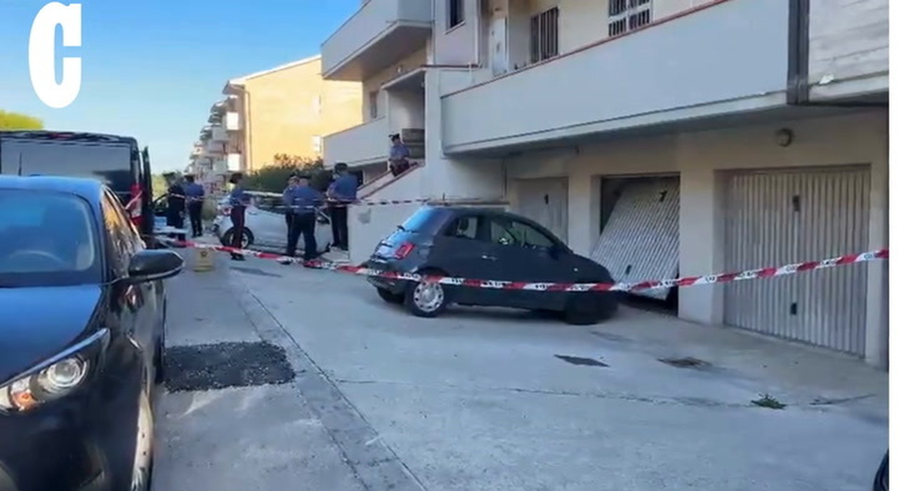 Orrore in garage: cadavere coperto di sangue e con un sacchetto in testa