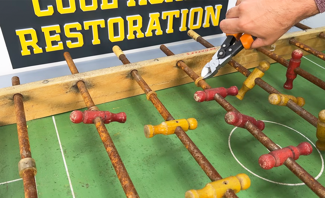 I brought a vintage foosball table back to life!
