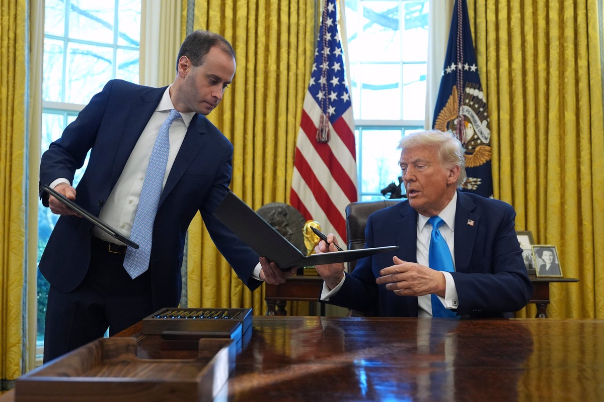 ‘Our brand is crisis:’ Trump staffer caught on hot mic during Starmer ...