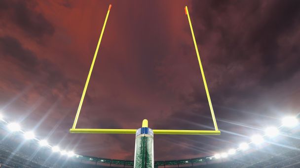 Who made the most field goals in a single NFL season?