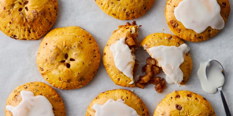 My apple cinnamon roll hand pies are the best excuse to have dessert ...