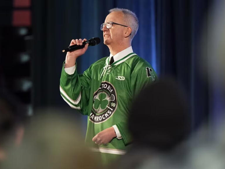 Un animateur radio connu à Victoria accusé de leurres d’enfants