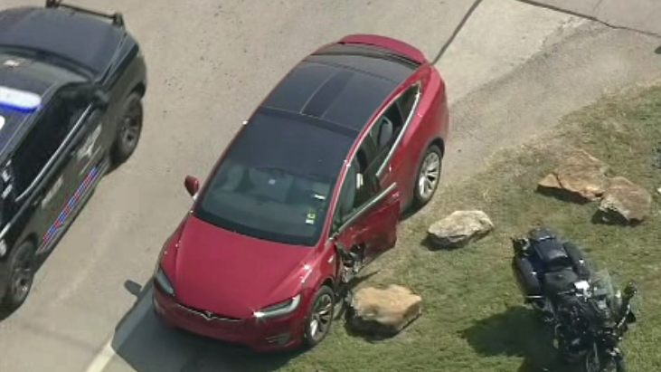 Officer injured in crash during procession for late Hurst police chief