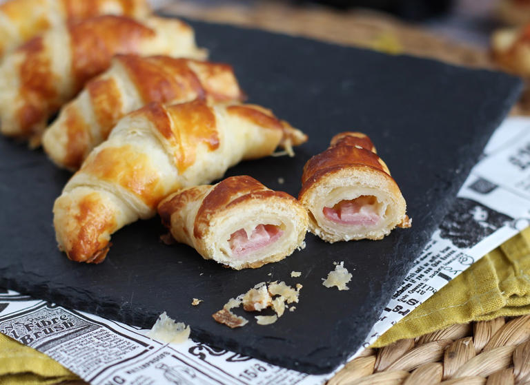 Croissants feuilletés à la béchamel, au jambon et au fromage
