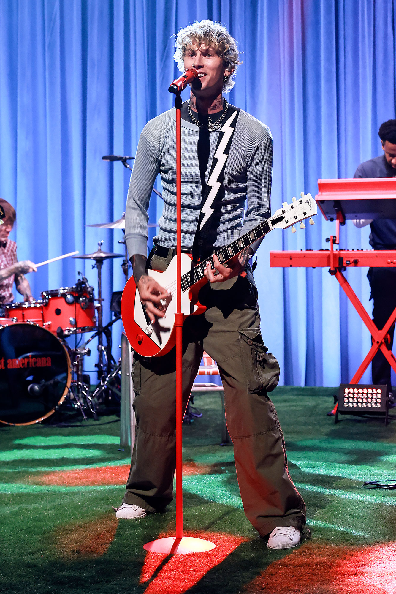 Jonas Brothers Bring Out Machine Gun Kelly at Vancouver Concert