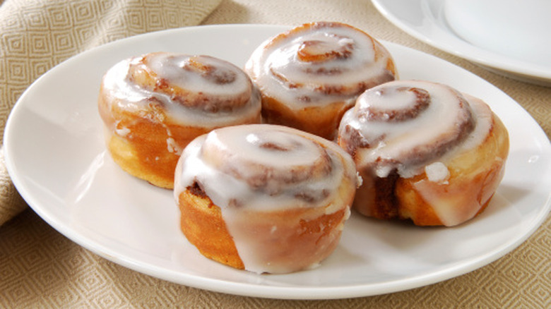 How To Turn Pillsbury Cinnamon Rolls Into One Giant, Gooey Masterpiece