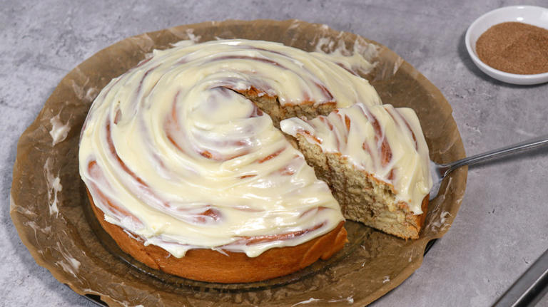 How To Turn Pillsbury Cinnamon Rolls Into One Giant, Gooey Masterpiece