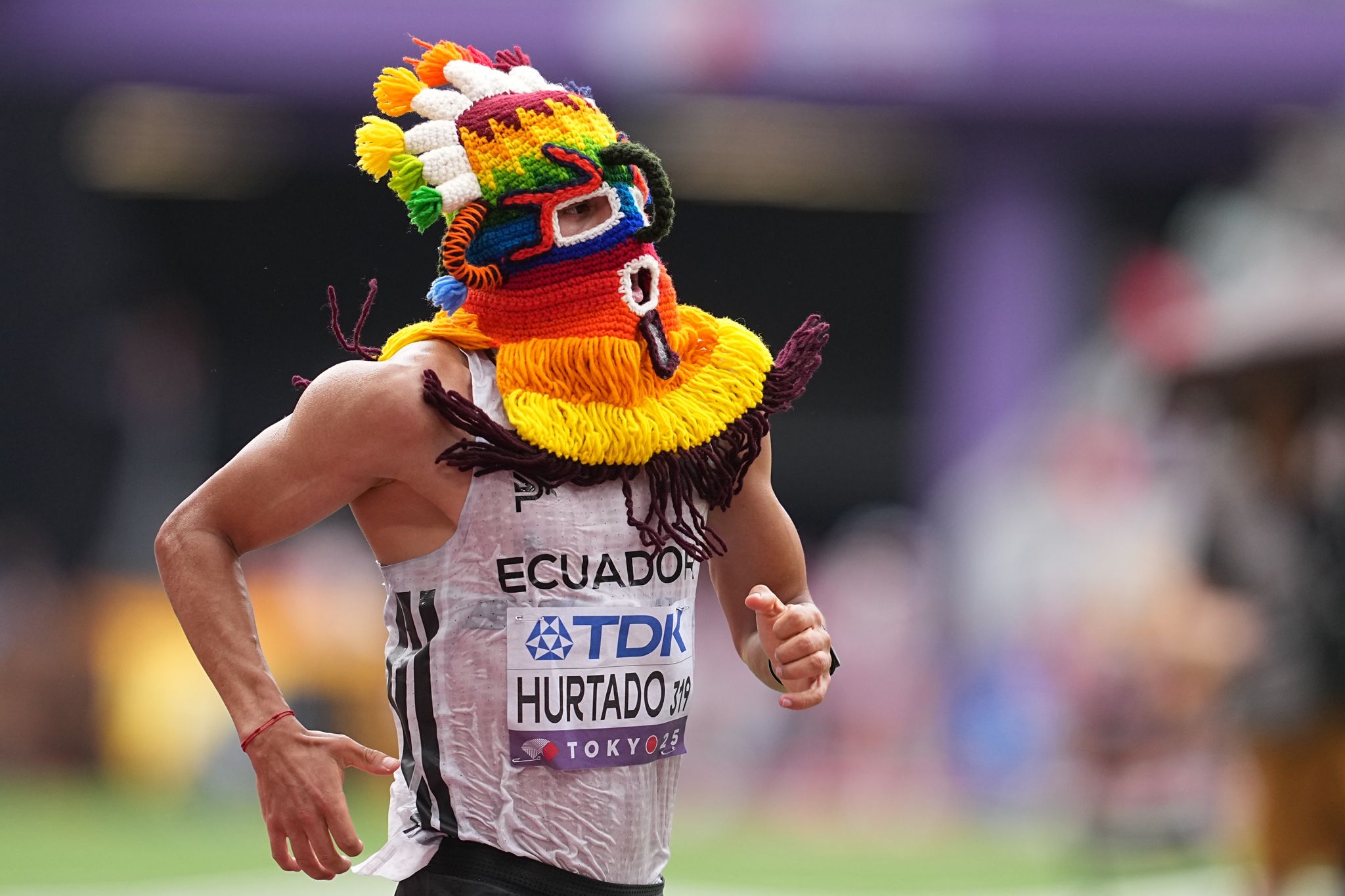 Farbenfroh ins Ziel: Geher aus Ecuador lässt Maske fallen