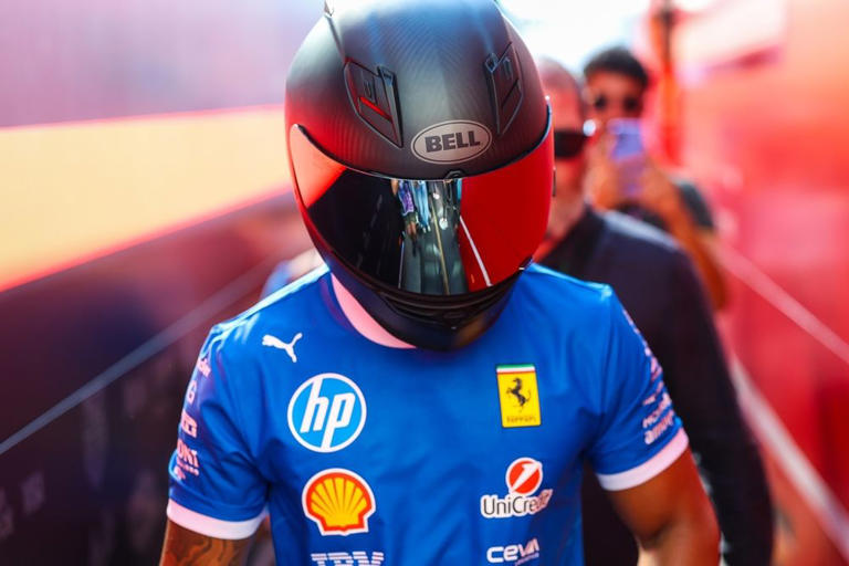 Lewis Hamilton Jual Seluruh Koleksi Mobilnya dan Beralih ke Karya Seni