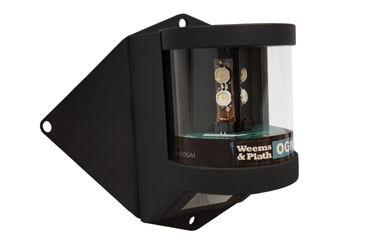 Weems & Plath Debuts Dual-Color Steaming/Deck Light for Cruisers