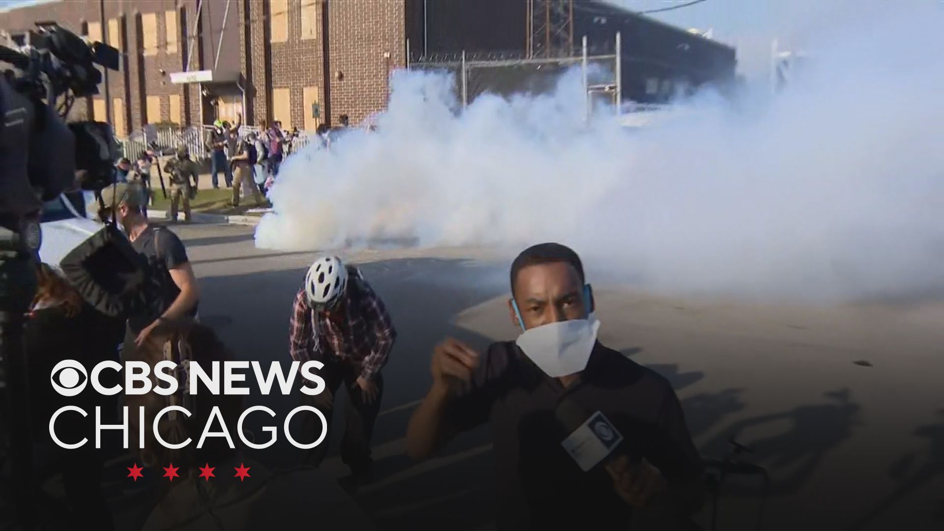 CBS News Chicago's Darius Johnson recounts ICE tear gassing at ...