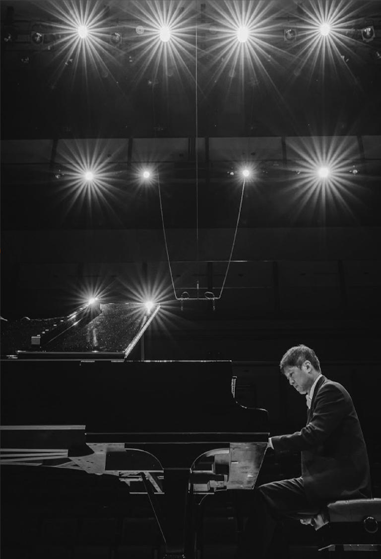 Stroke-Stricken Pianist Lee Hoon Returns with Left-Hand Mastery