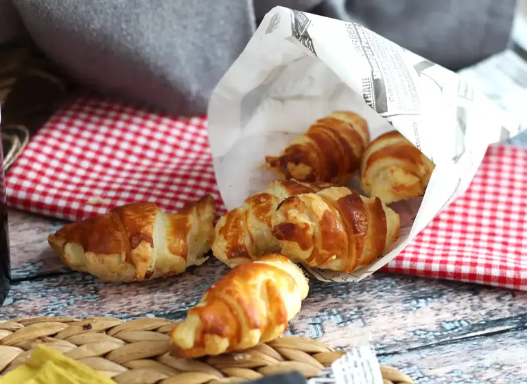 Croissants feuilletés à la béchamel, au jambon et au fromage