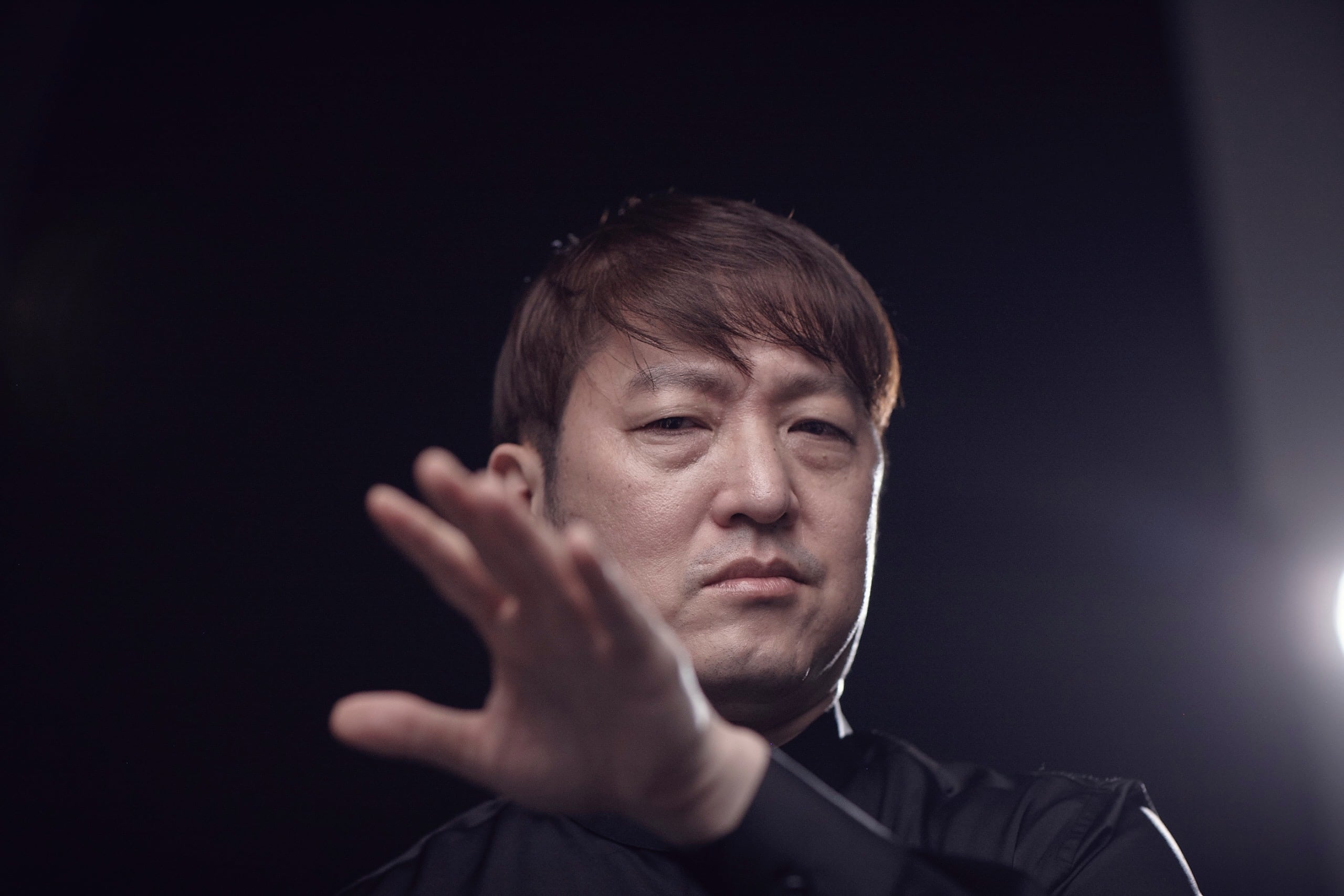 Stroke-Stricken Pianist Lee Hoon Returns with Left-Hand Mastery