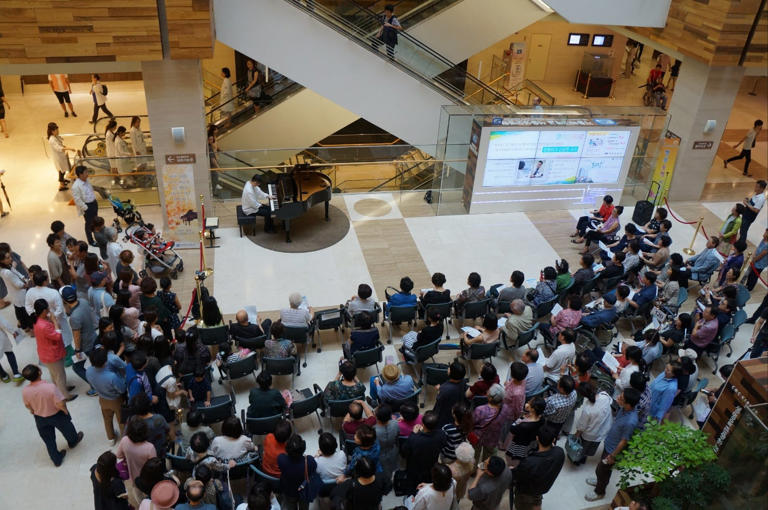 Stroke-Stricken Pianist Lee Hoon Returns with Left-Hand Mastery