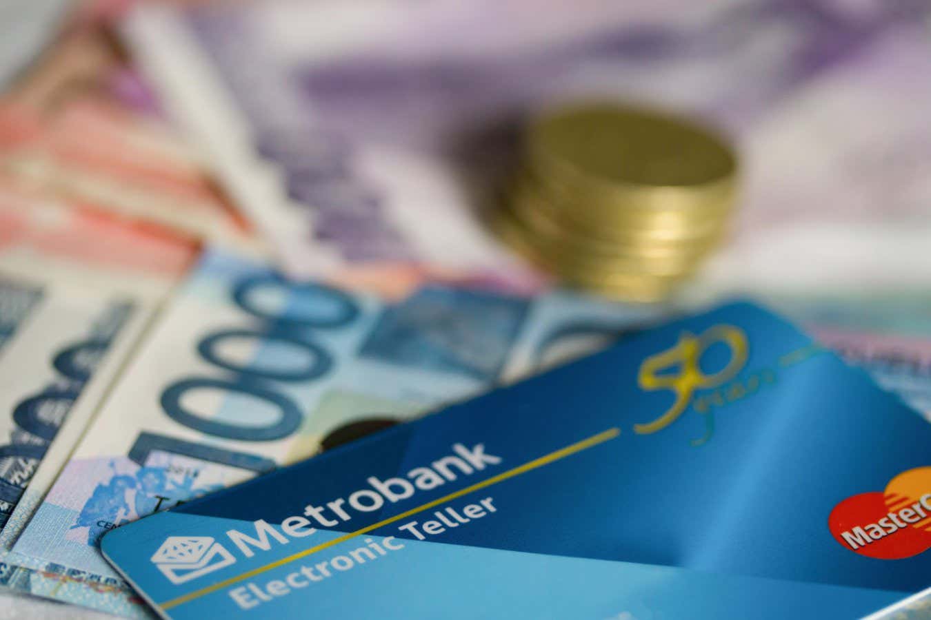 Unforgeable quantum money can be stored in an ultracold ‘debit card’