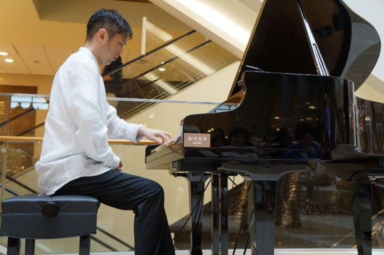 Stroke-Stricken Pianist Lee Hoon Returns with Left-Hand Mastery