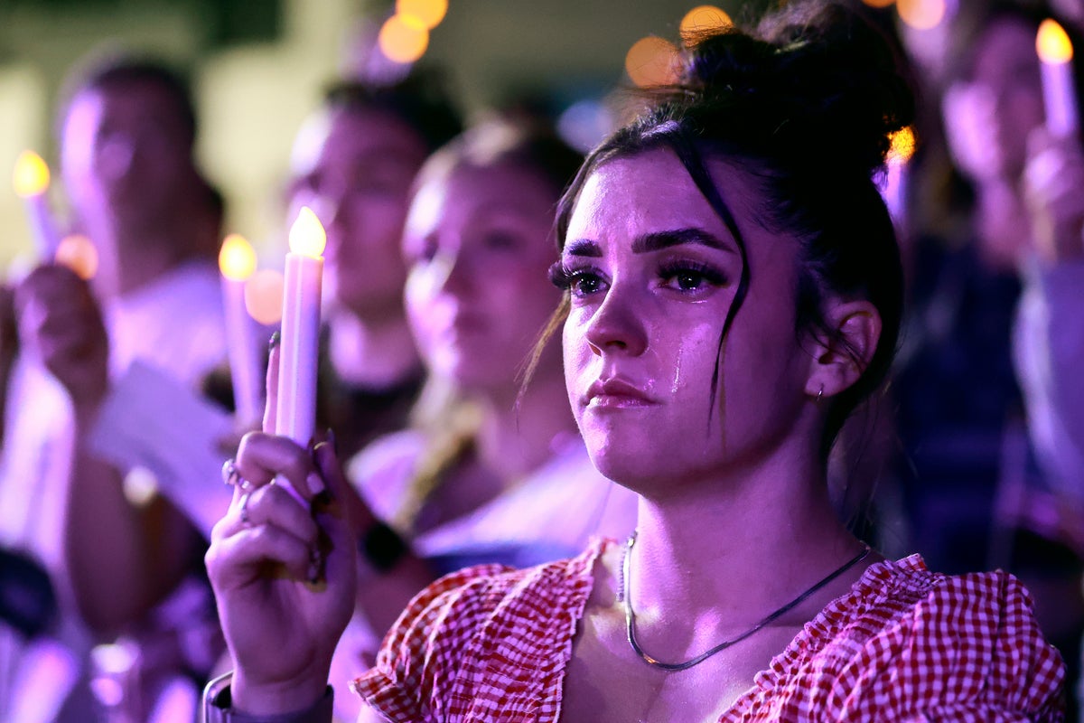 Thousands pay tribute at Charlie Kirk vigil amid uproar over Jimmy ...