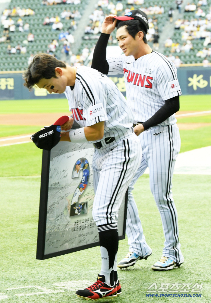 Park Hae-min, Oh Ji-hwan, Oh Seung-hwan. A framed gift for Oh Seung-hwan