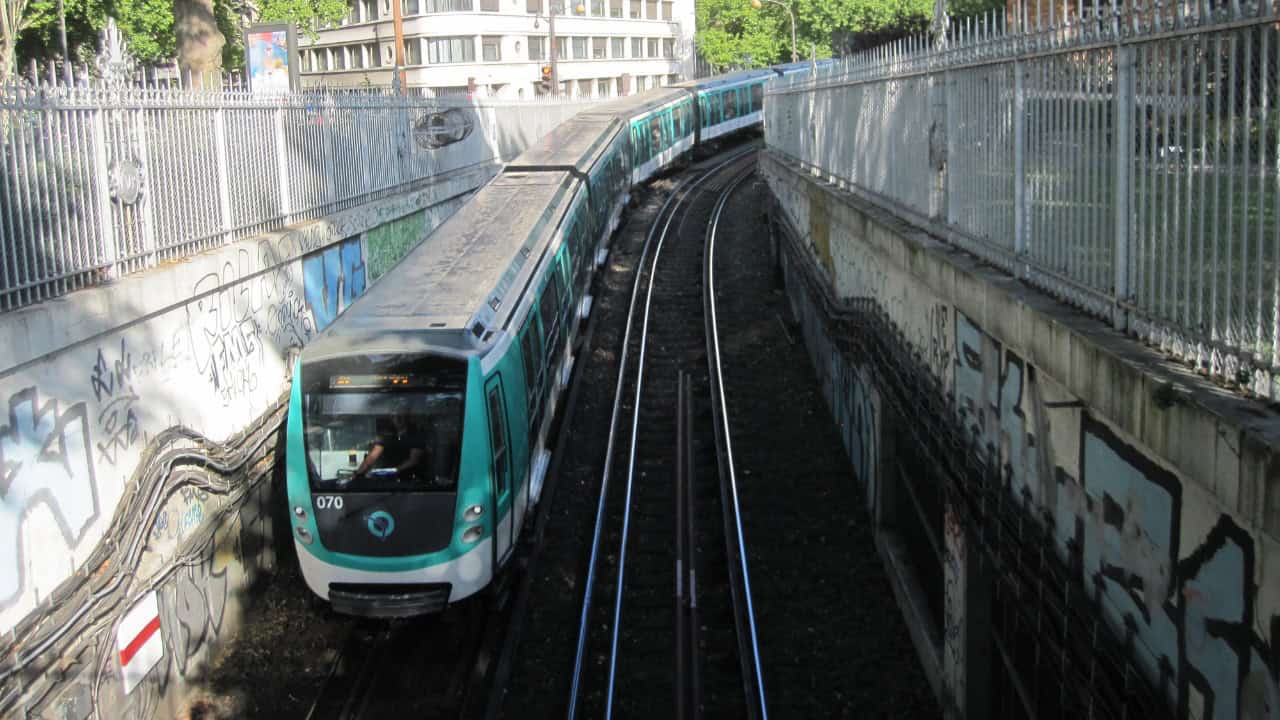 How to ride Paris Metro without stress