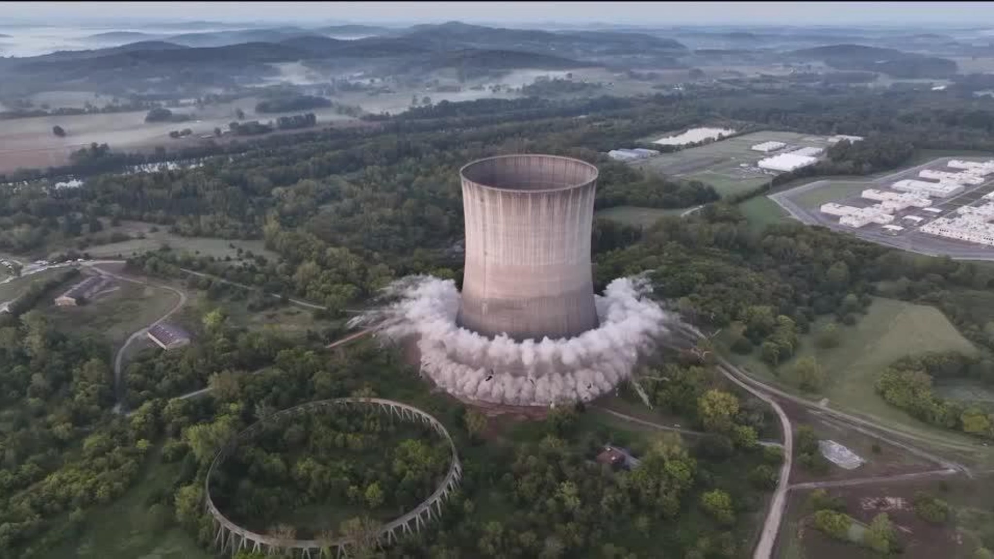 L'impressionante collasso della torre nucleare mentre implode su se ...