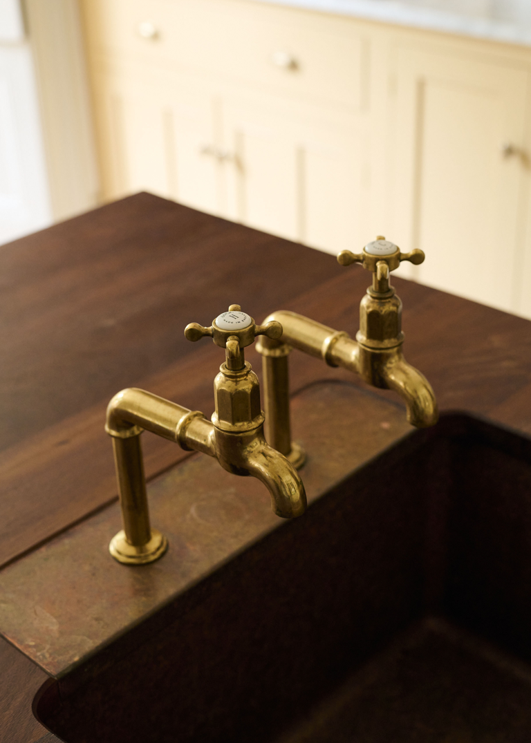 This Clever Tap 'Insert' Fixes the Problem of Water Staining Around the ...