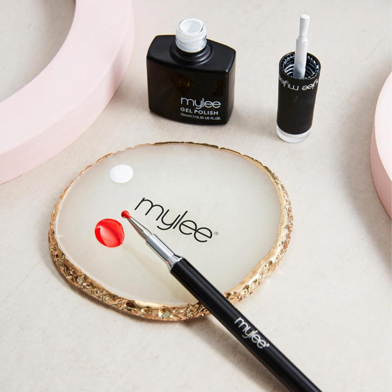 We weren't sure about the polka dot nails trend until we saw these 5 ...