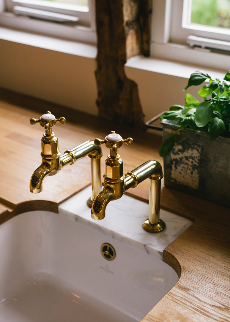 This Clever Tap 'Insert' Fixes the Problem of Water Staining Around the ...