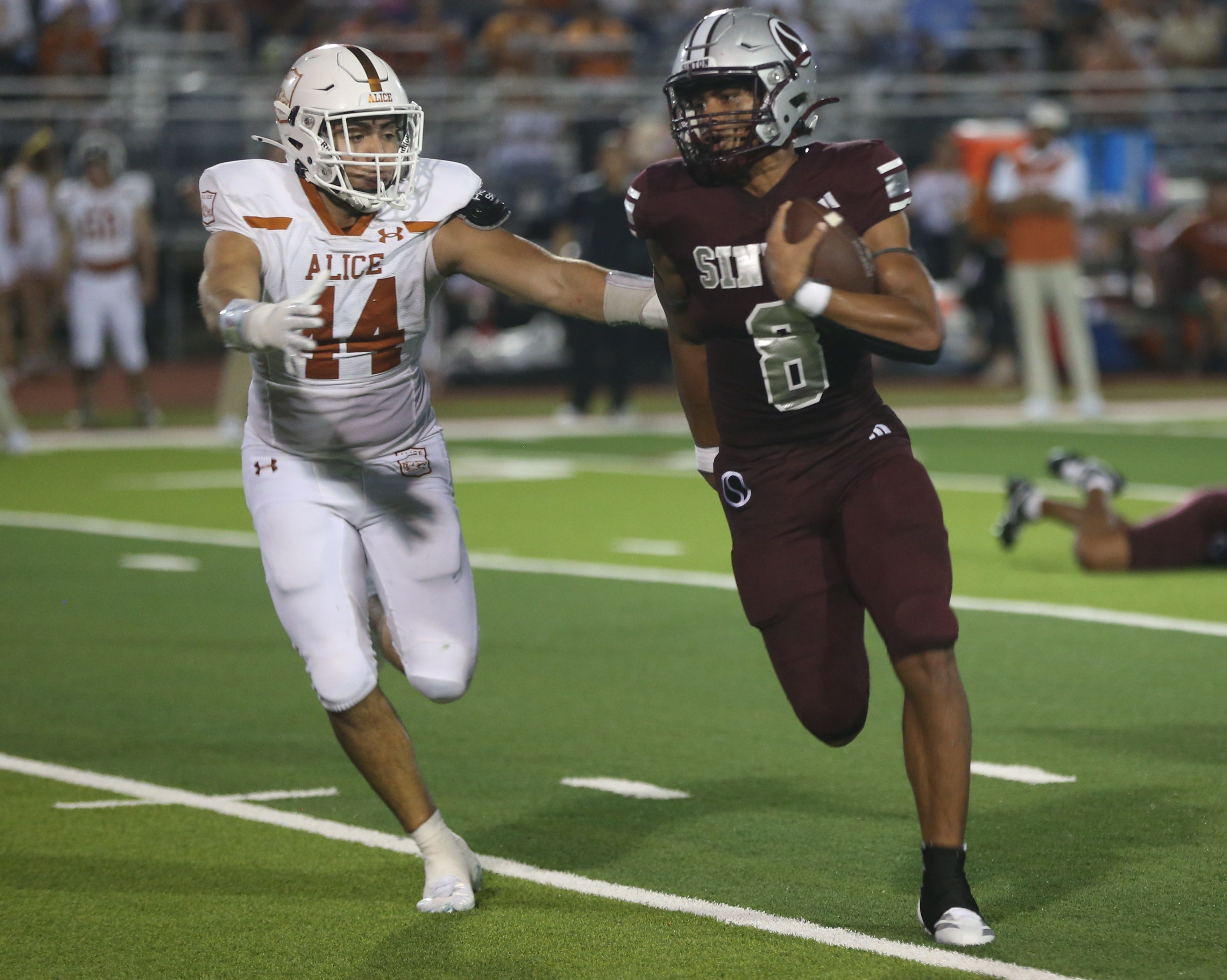 Sinton's Mykha Green turns in historic rushing performance to help ...