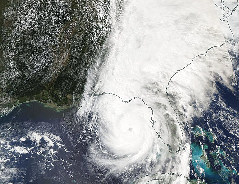 New research links hurricane size surges to local ocean temperature spikes