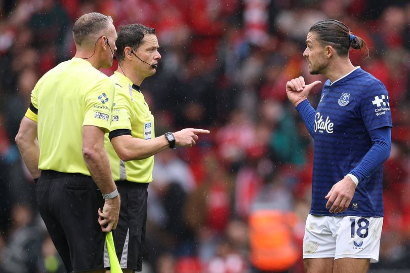 David Moyes continues to moan after confronting referee following ...