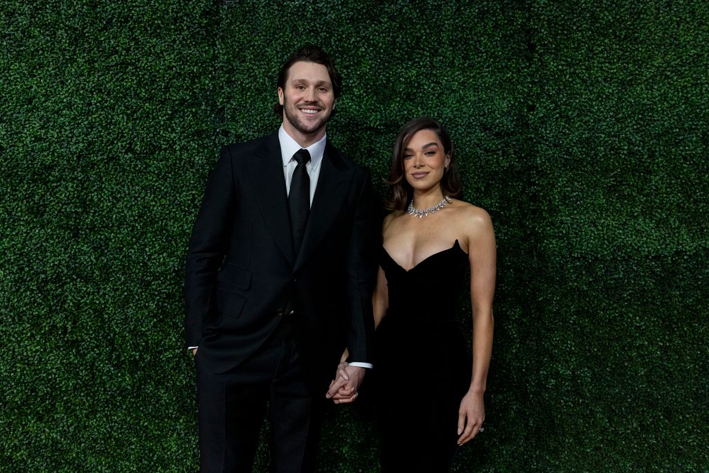 Hailee Steinfeld makes an exciting announcement: 'Felt it was time to ...