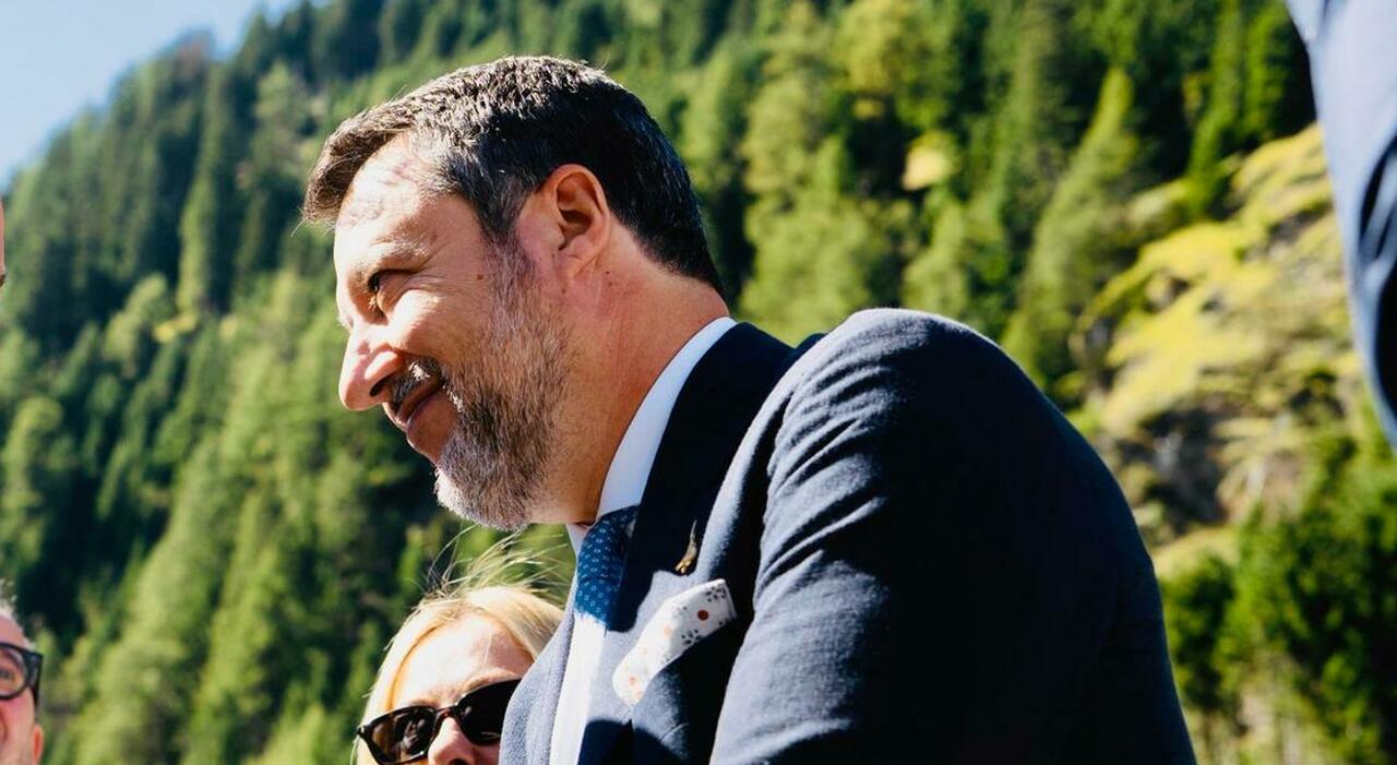 Salvini a Pontida nonostante le coliche renali: «Siete voi il mio riposo. Maglie nere per Kirk è ...