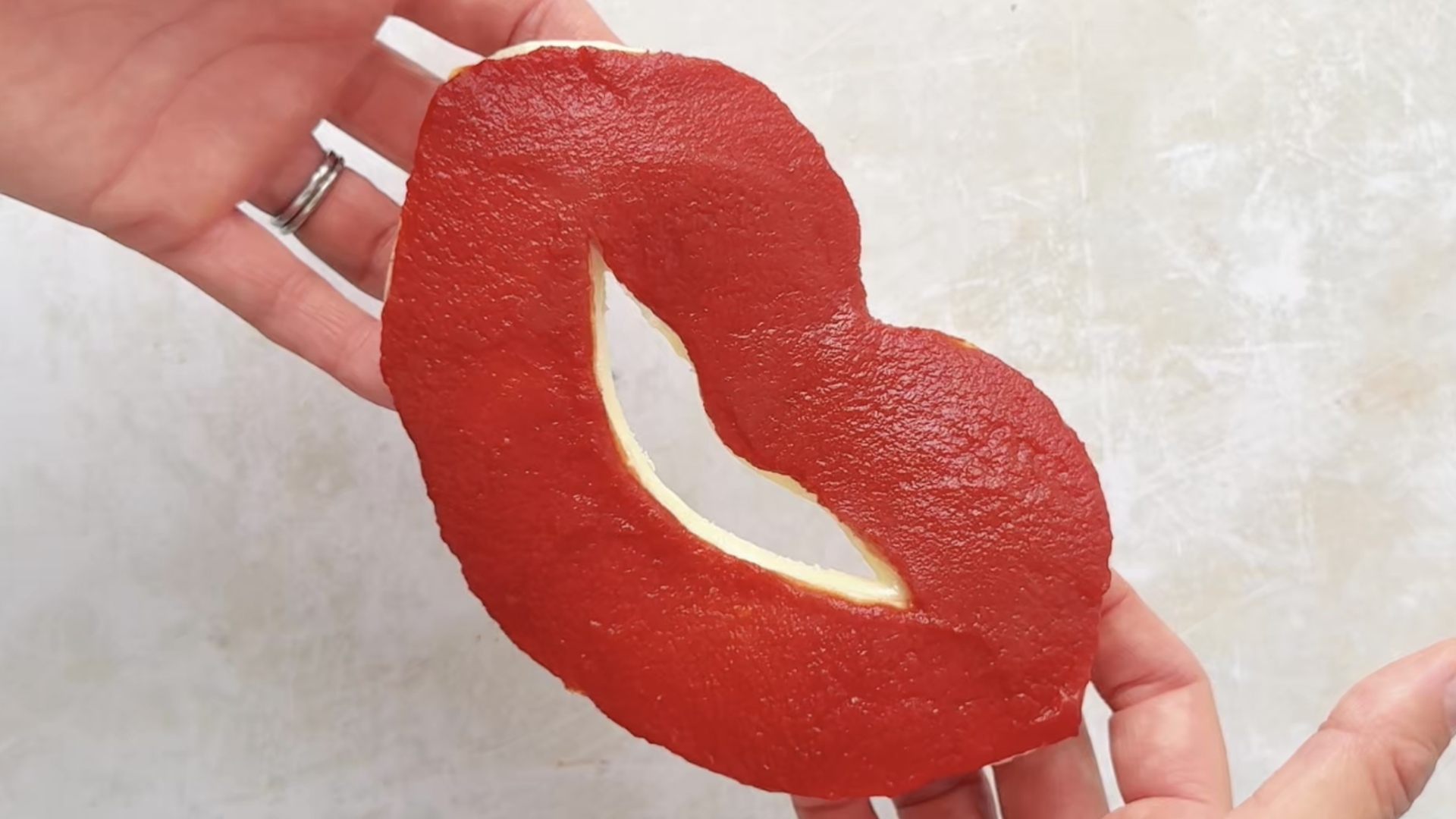 Lip shaped pizza hack, fun & easy tortilla pizza recipe