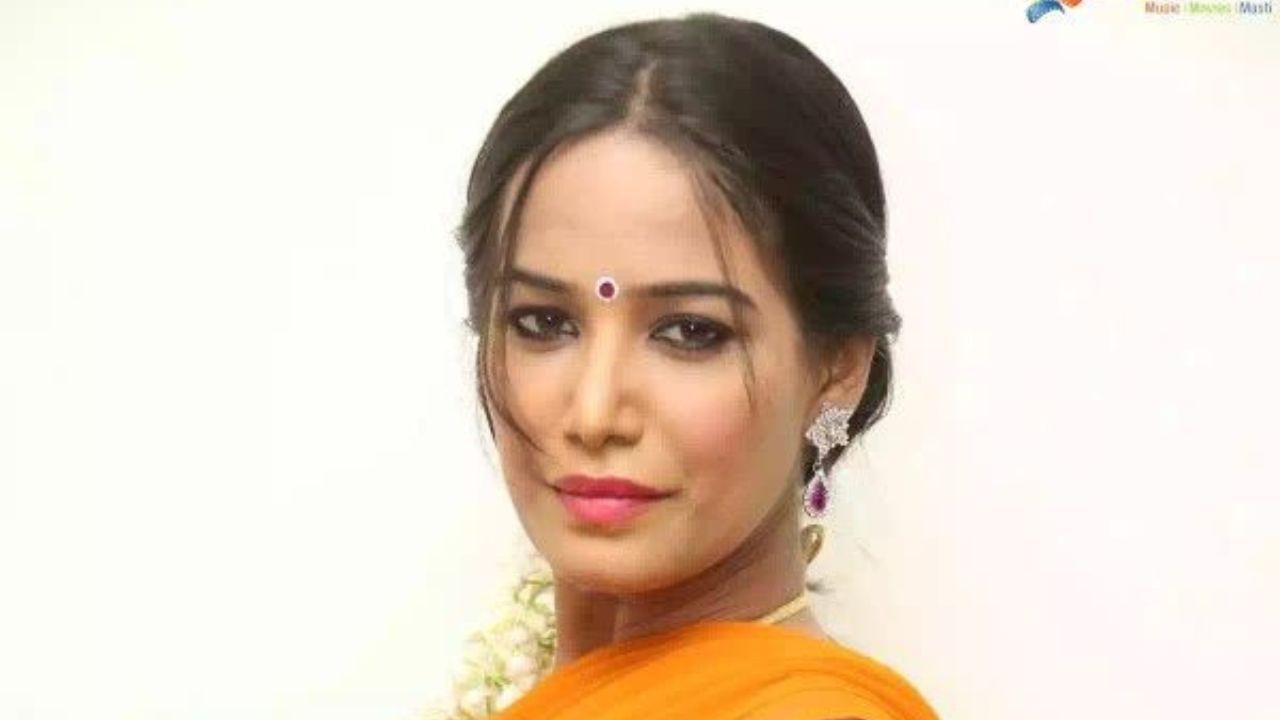 Actor Poonam Pandey faces opposition as Ramleela committee invites her ...