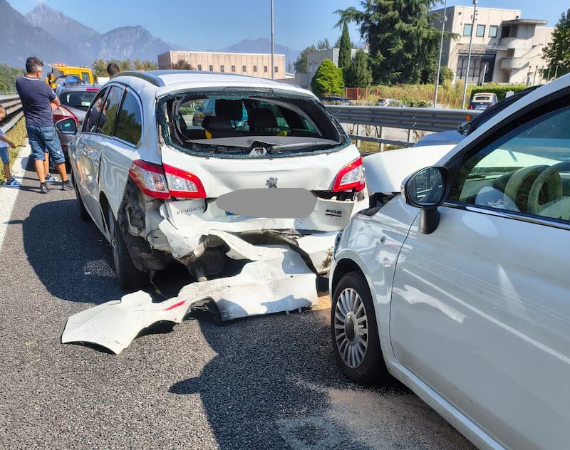 Molteno, tamponamento in SS36, feriti lievi e code verso Lecco