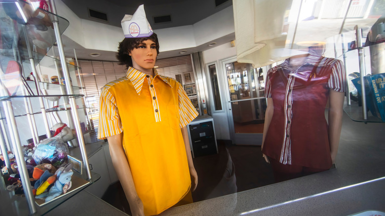 8 Old-School Fast Food Uniforms That No One Remembers Anymore