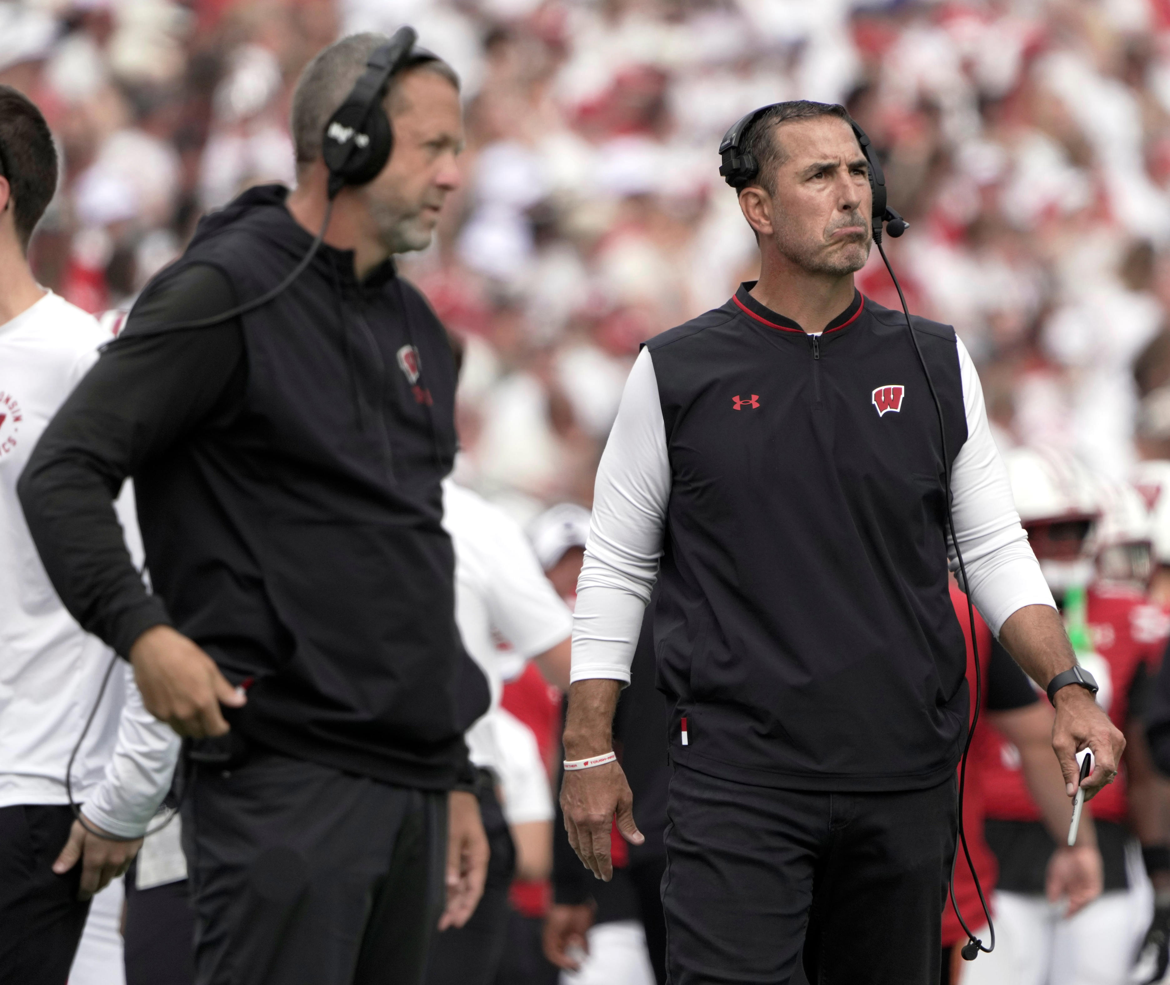 Wisconsin football fans react to Badgers' horrid first half vs Iowa as ...