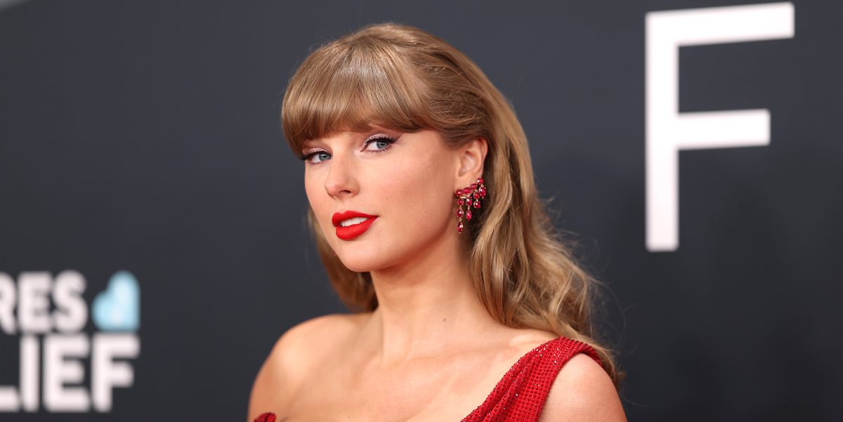 Taylor Swift's Feathery Headpiece Is Showgirl-Approved