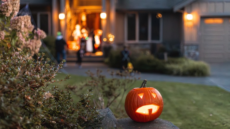 DIY A Spooky Halloween Arch For Your Yard With The Help Of Old Pool Noodles