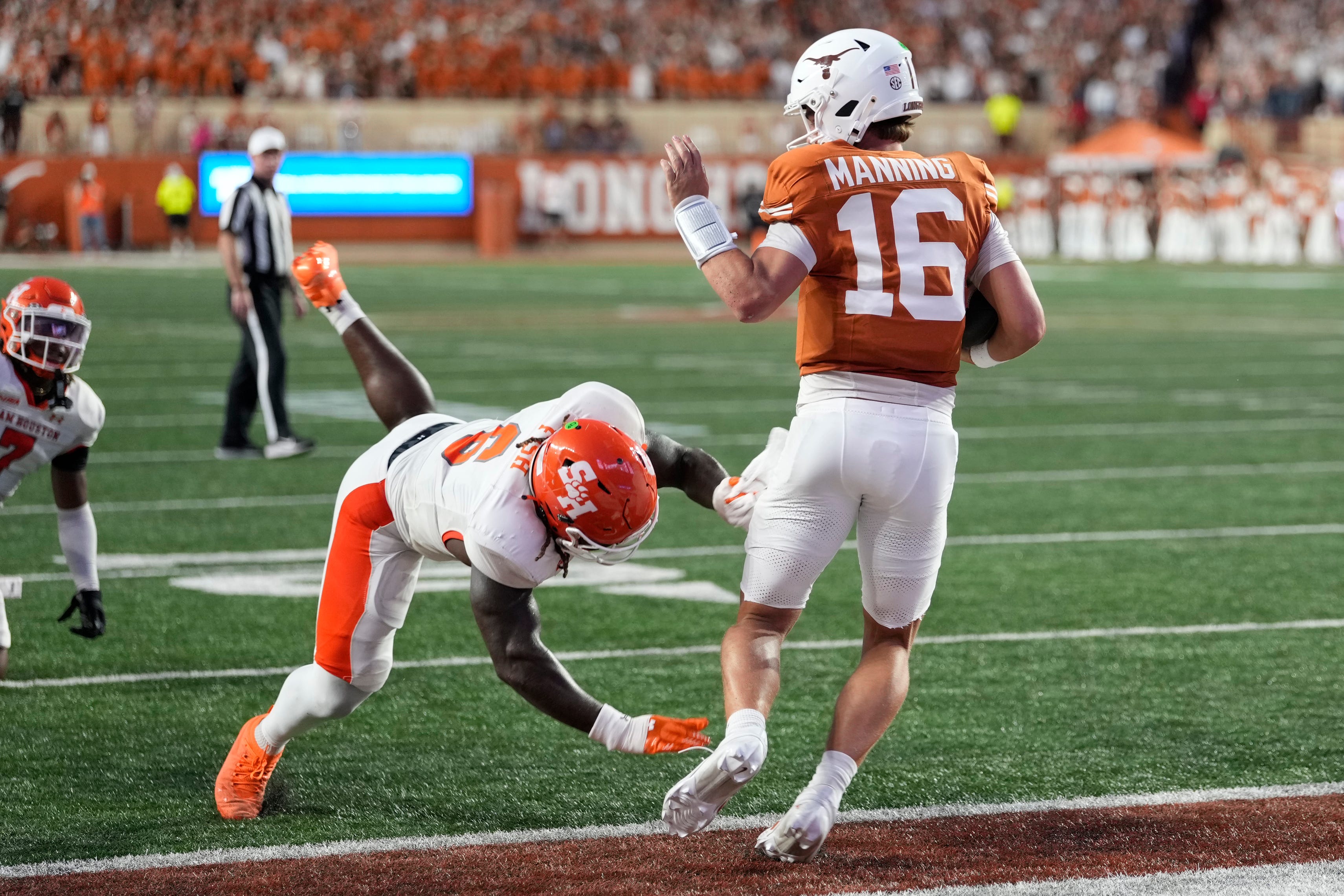 Arch Manning pettily stared down Sam Houston defender on Texas TD