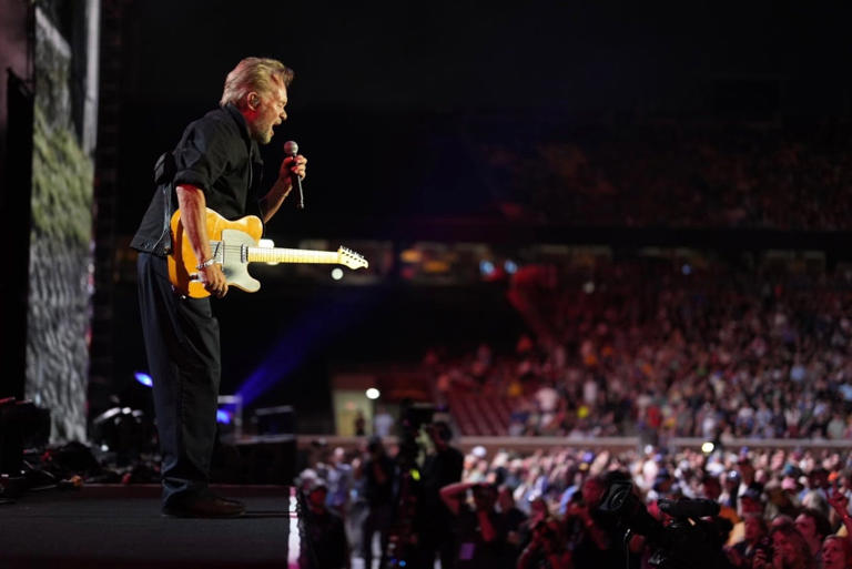 Live: Native son Bob Dylan takes the stage at Farm Aid 40