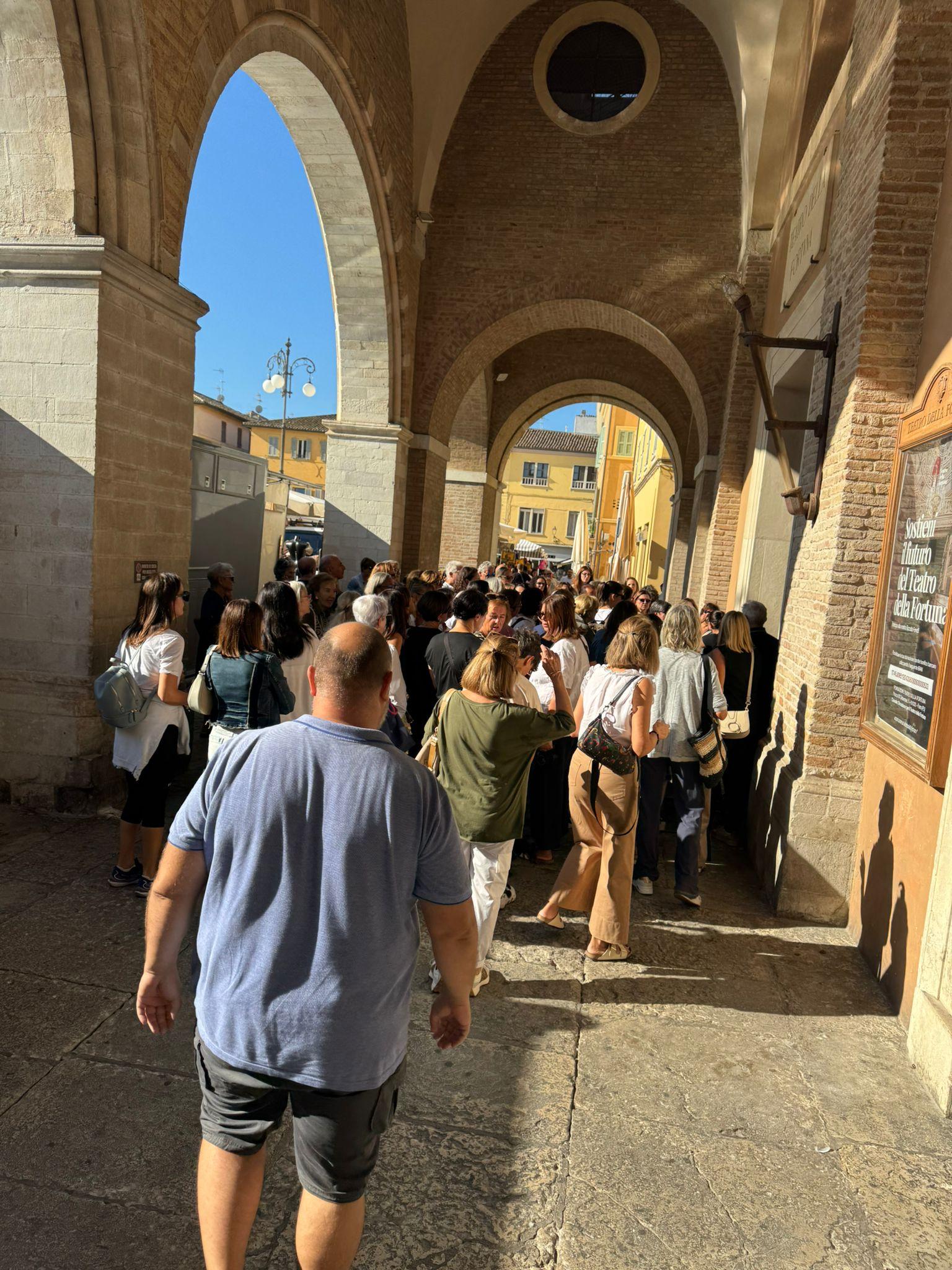 In fila dalle 5 del mattino per accaparrarsi un posto a teatro