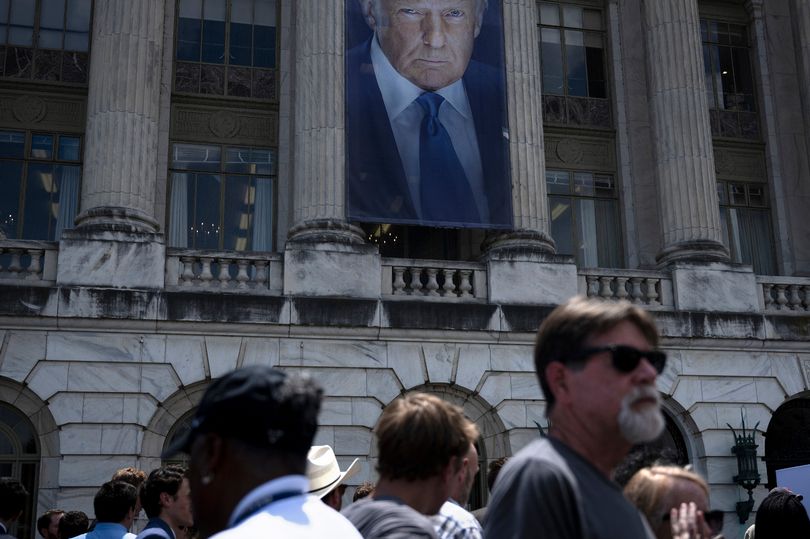 Democrats slam giant $50k banners of Trump's face on DC buildings as ...