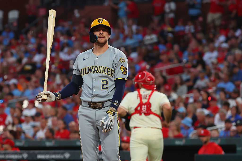Brewers beat Cardinals in extras, magic number down to 1