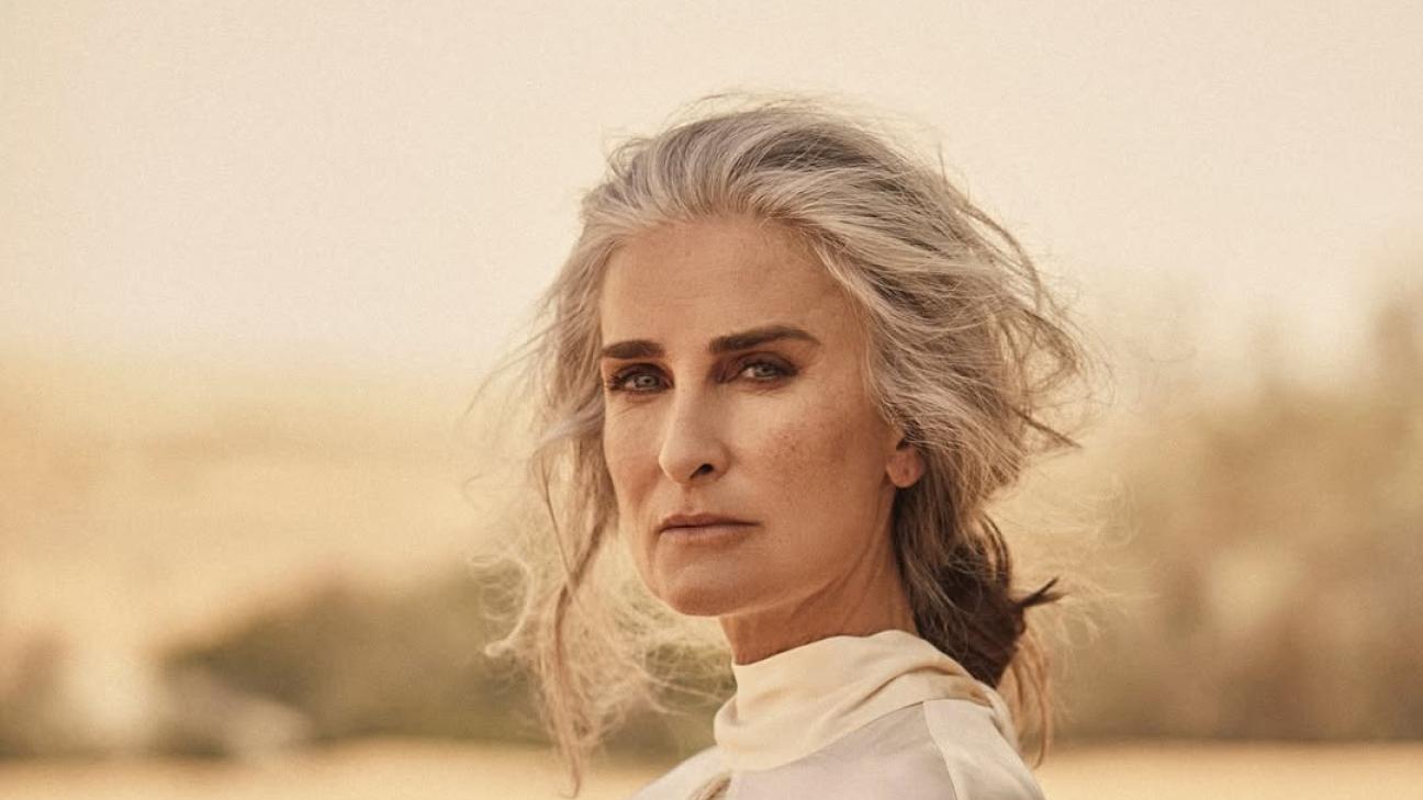 Η Caroline Labouchere ξεκίνησε το μόντελινγκ στα 54 -Και απέκτησε την ...