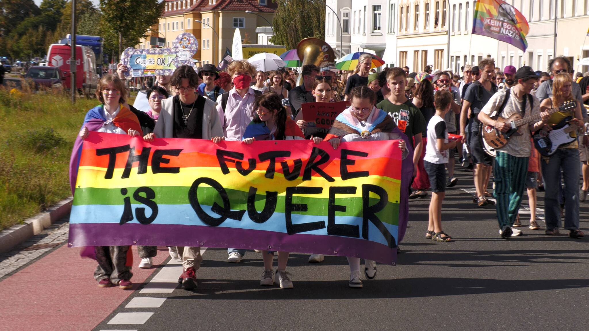 CSD in Döbeln: Mann zeigt Hitlergruß aus Fenster – Polizei ermittelt