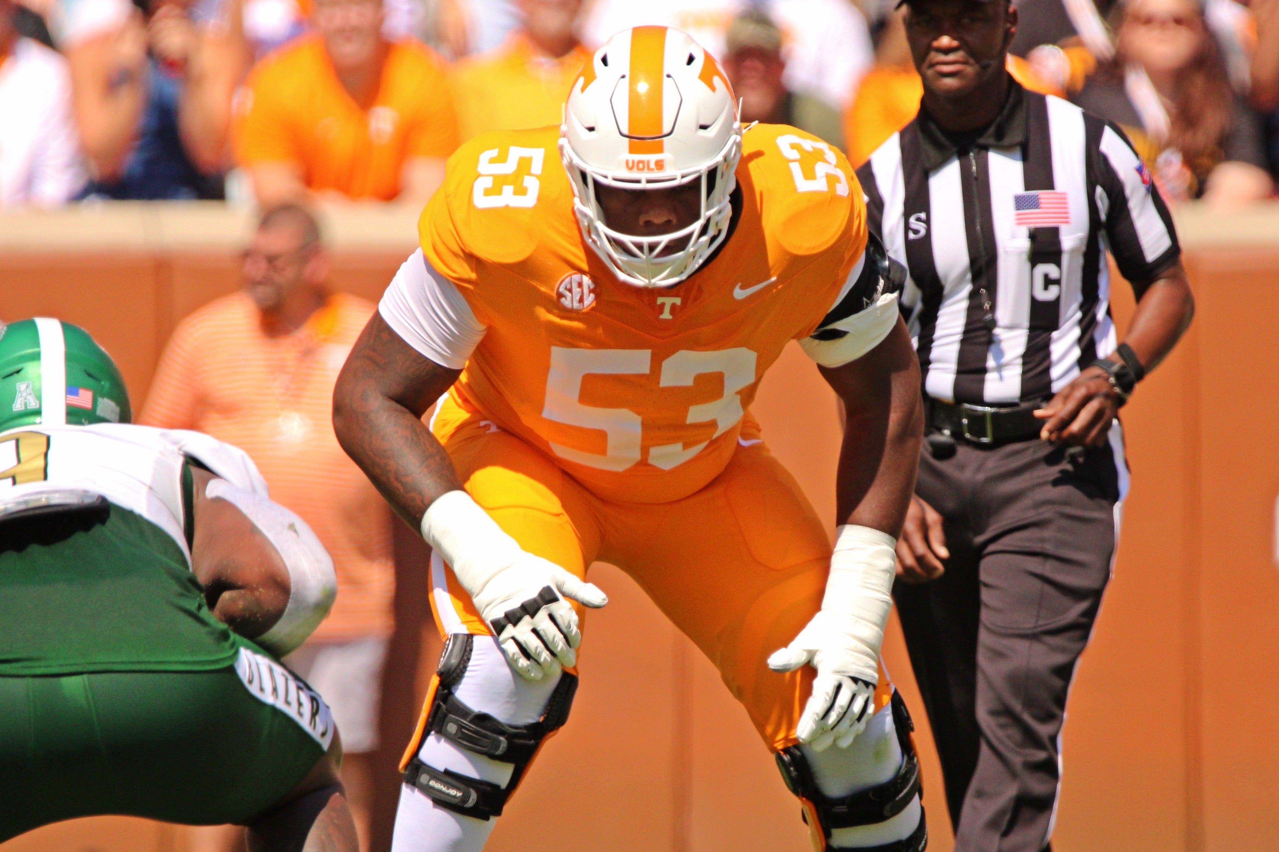 Tennessee football starting offensive tackle announces transfer