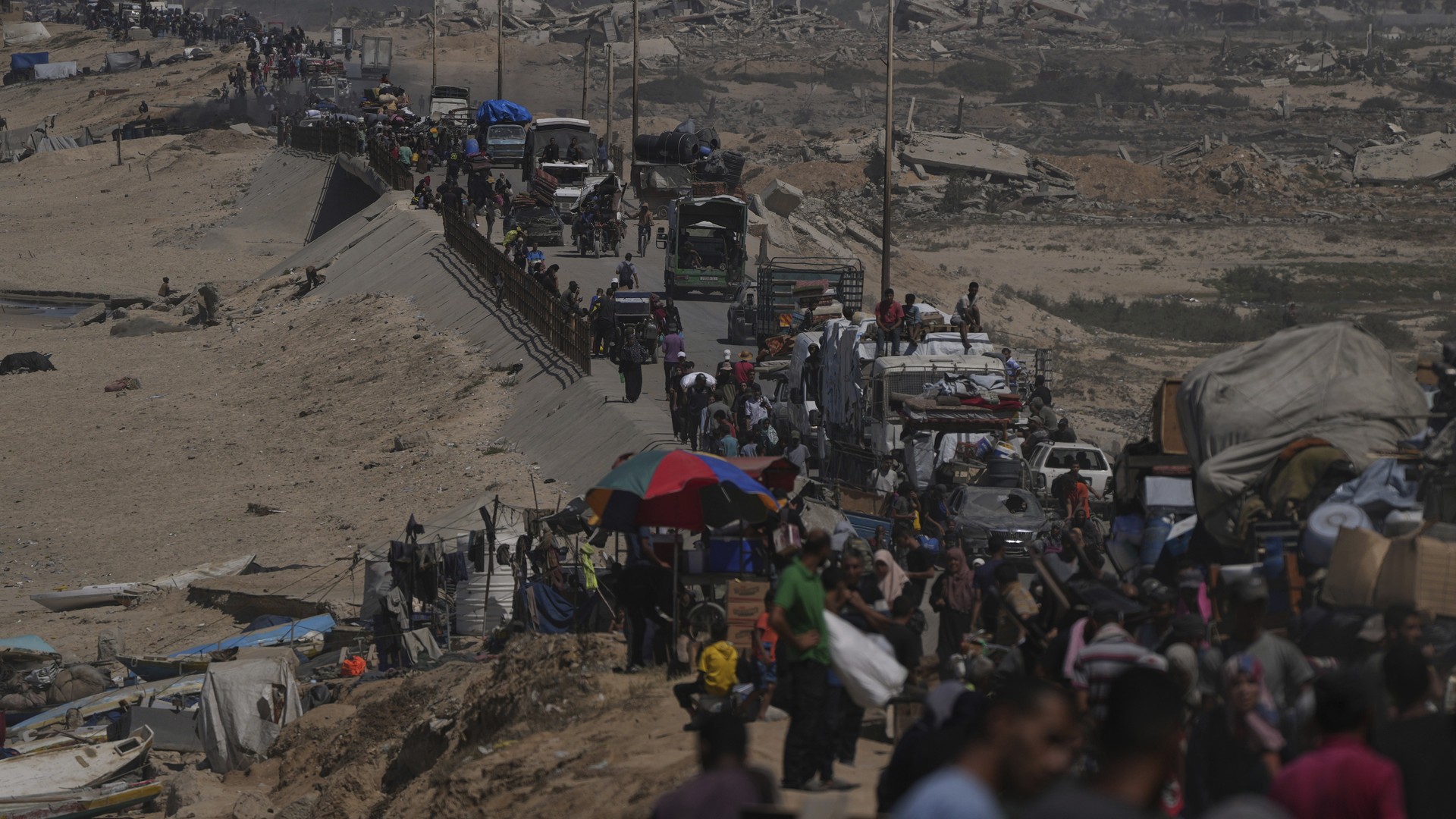 Israel's attacks on Gaza City continue as Palestinians struggle to leave